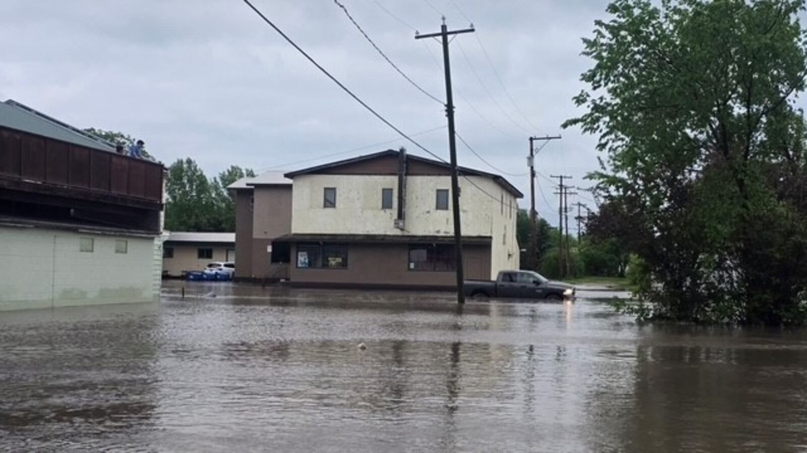 Manitoba flood: Swan River sandbagging after rainstorm deluge